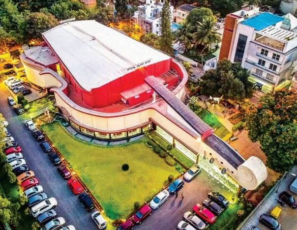 व्हायाेलिनच्या आकाराची इमारत - संध्यानंद