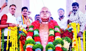 डॉ. बाबासाहेब आंबेडकर जयंतीच्या पुनीत बालन अभिवादन केले - संध्यानंद
